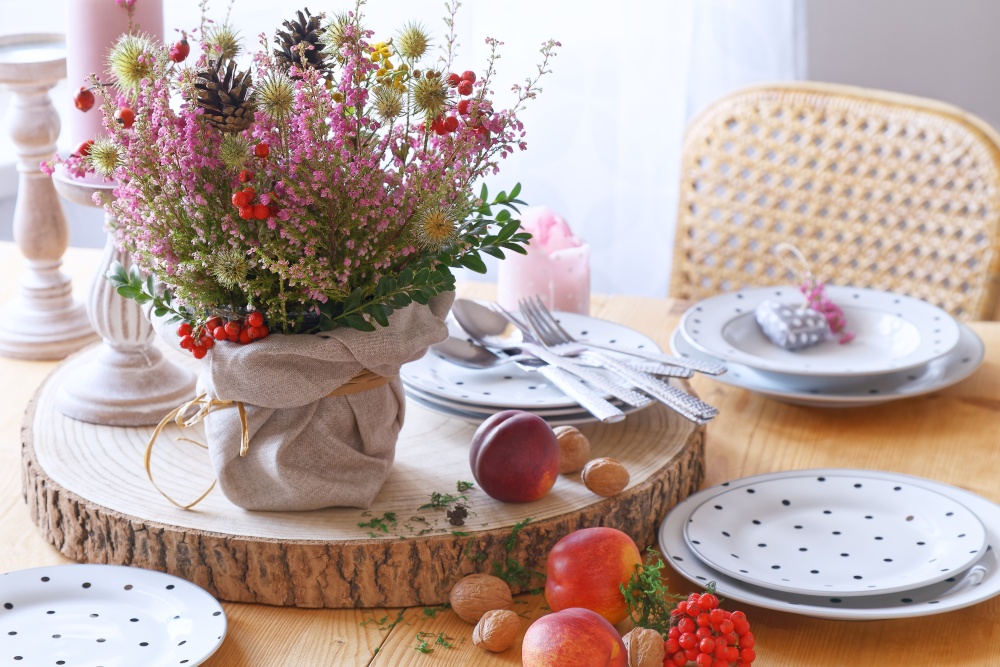 ZÁŘIJOVÉ KVĚTINOVÉ RADOSTI - ARANŽMÁ Z VŘESU - Inspirace od decoDoma